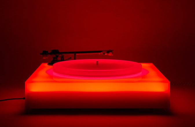 The Pro-Ject E1 Turntable Serves Up Crystal Clear Sound Without ...